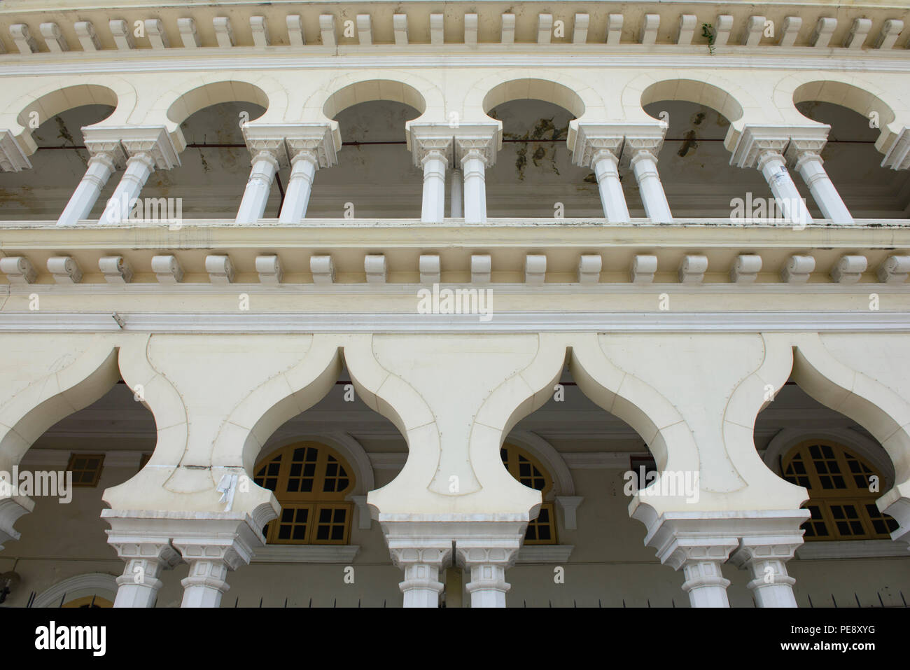 Unique design pattern of mosque windows and pillars Stock Photo - Alamy