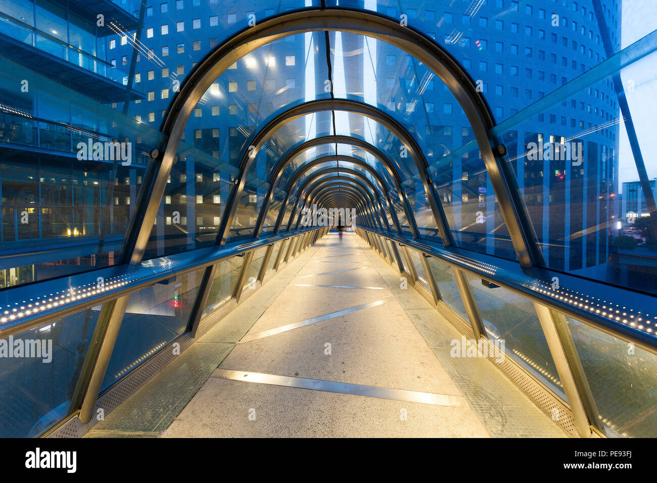 Bridge paris defense hi-res stock photography and images - Alamy
