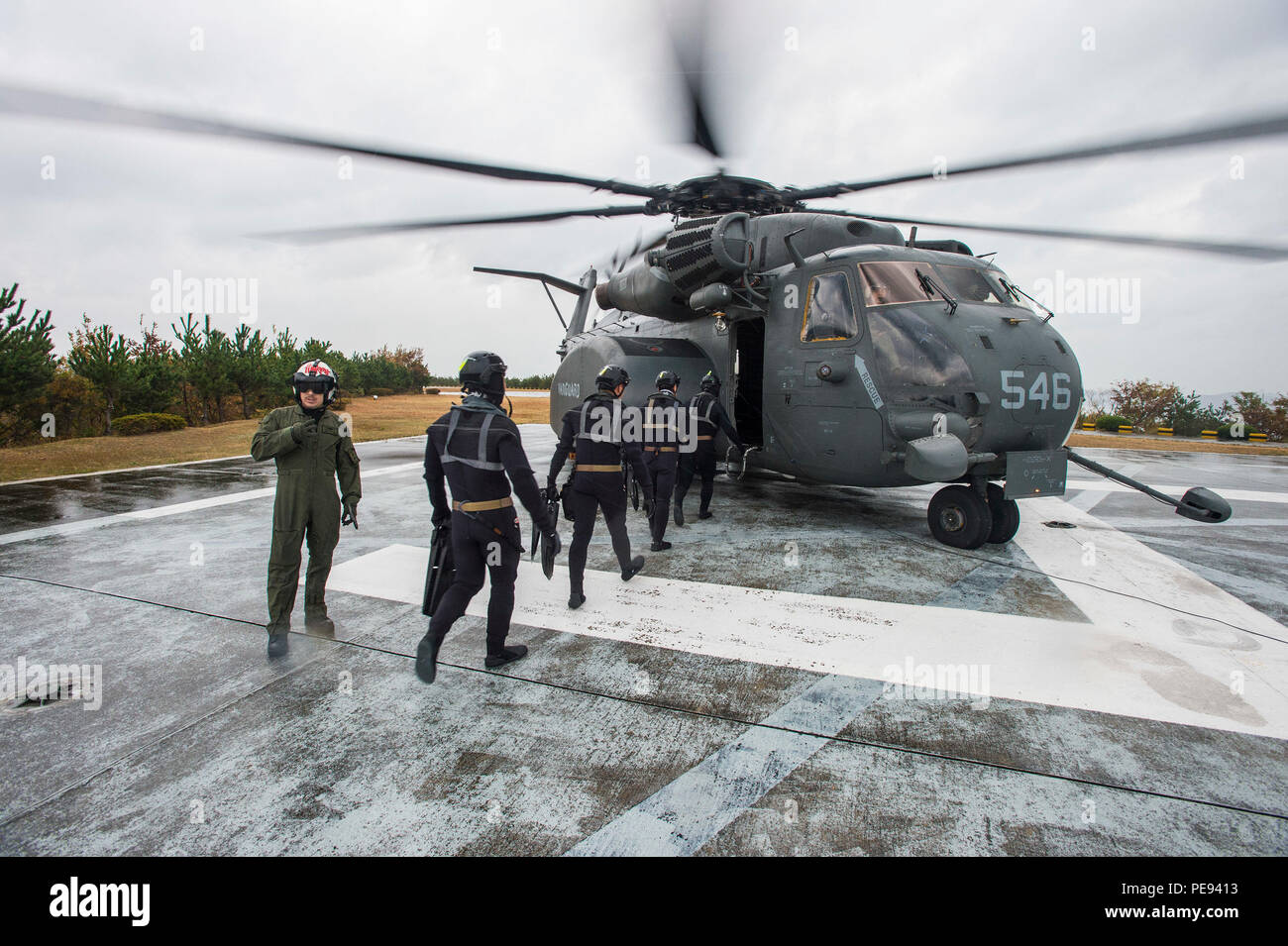 151113-N-CN059-009 CHINHAE (Nov. 13, 2015): Explosive Ordnance Disposal ...