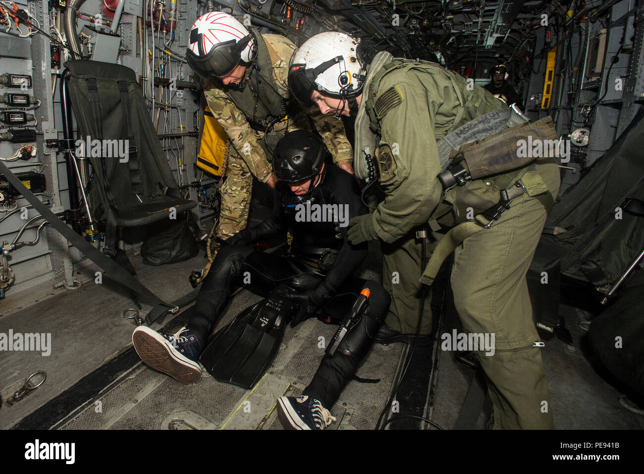 151113-N-CN059-073 CHINHAE (Nov. 13, 2015): Explosive Ordnance Disposal ...