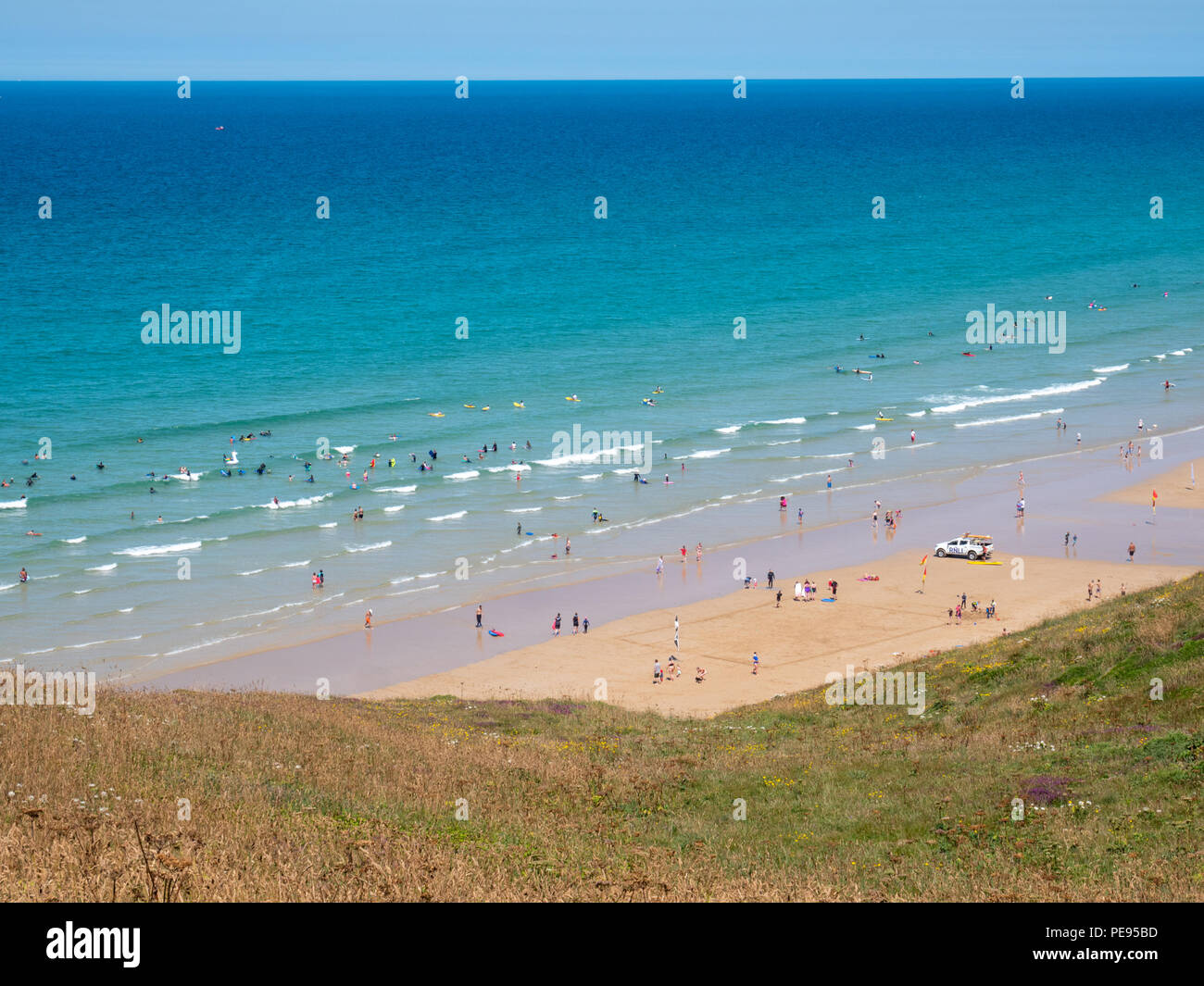 Crowded beaches hi-res stock photography and images - Alamy