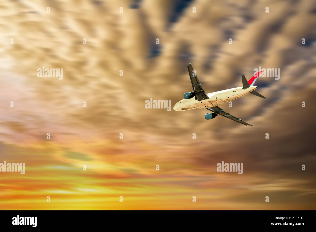 Airplane flying towards sun hi-res stock photography and images - Alamy