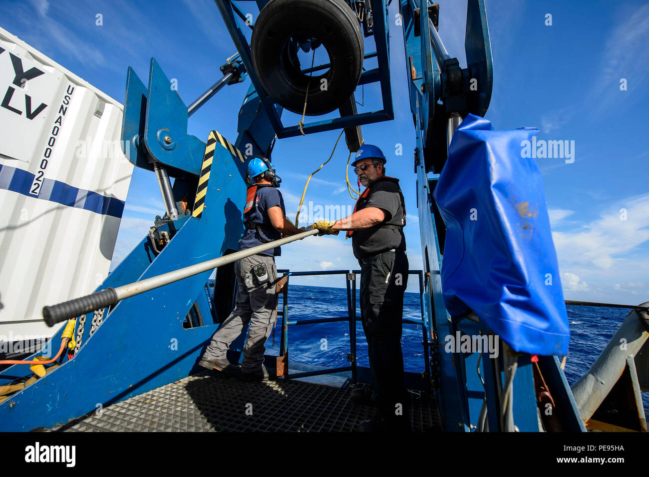 Military sealift command fleet ocean tug usns apache t atf 172 hi-res ...