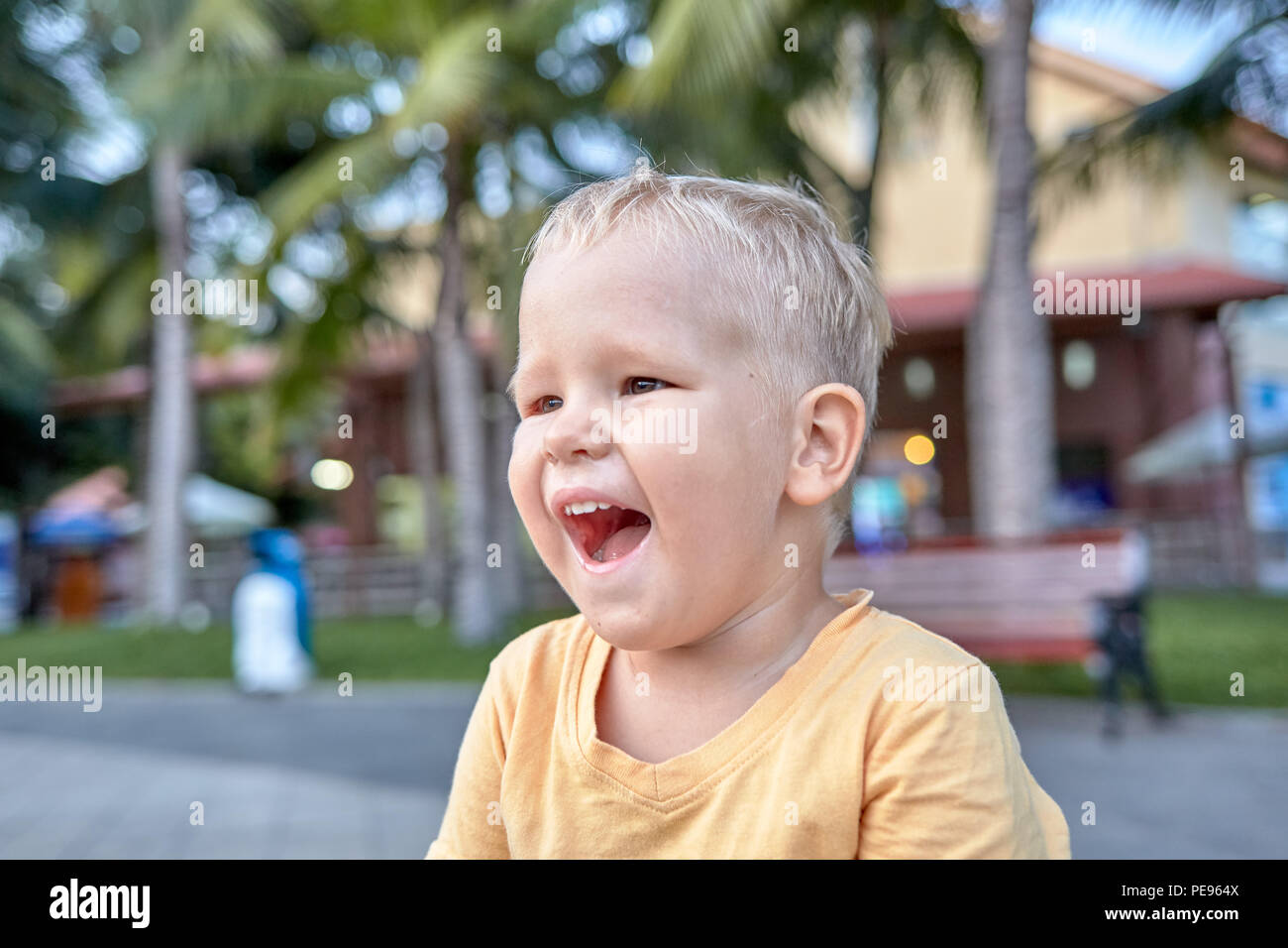 Boy in yellow hi-res stock photography and images - Alamy