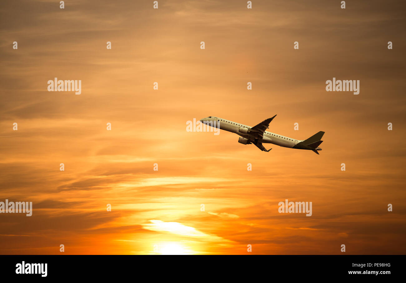 Airplane flying towards the sun hi-res stock photography and images - Alamy