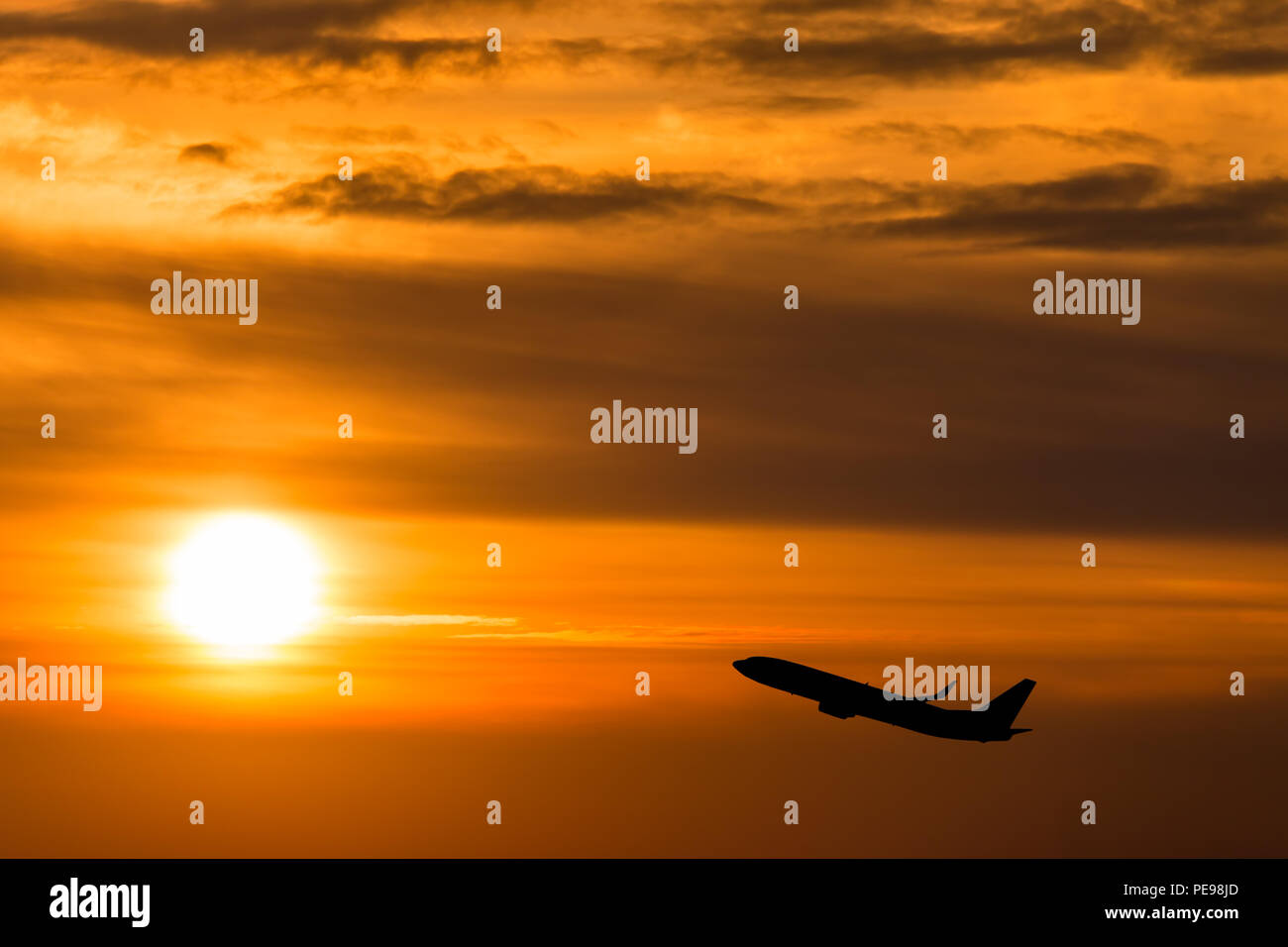 Airplane flying towards sun hi-res stock photography and images - Alamy