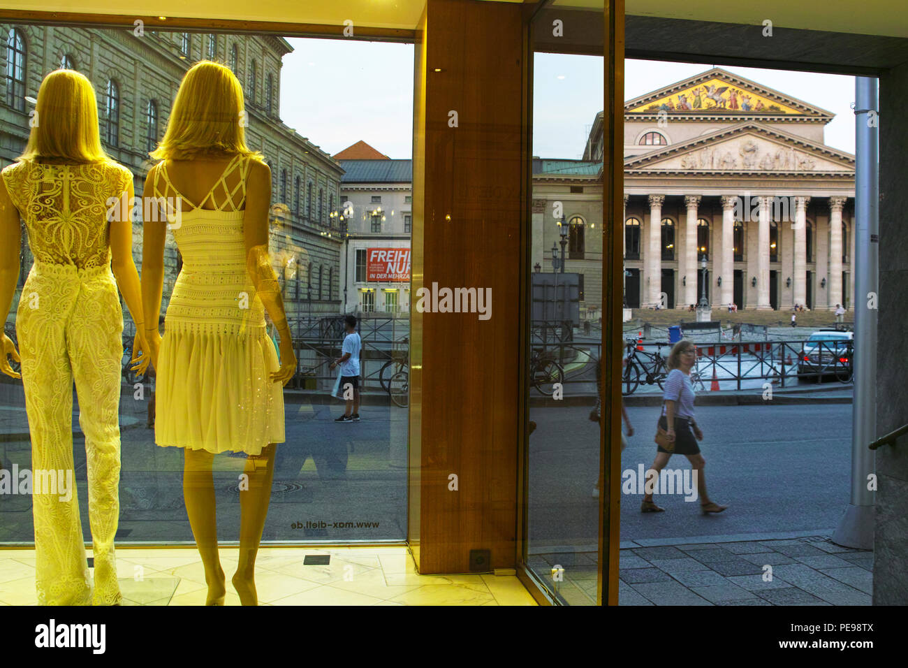 fashion on show Stock Photo - Alamy