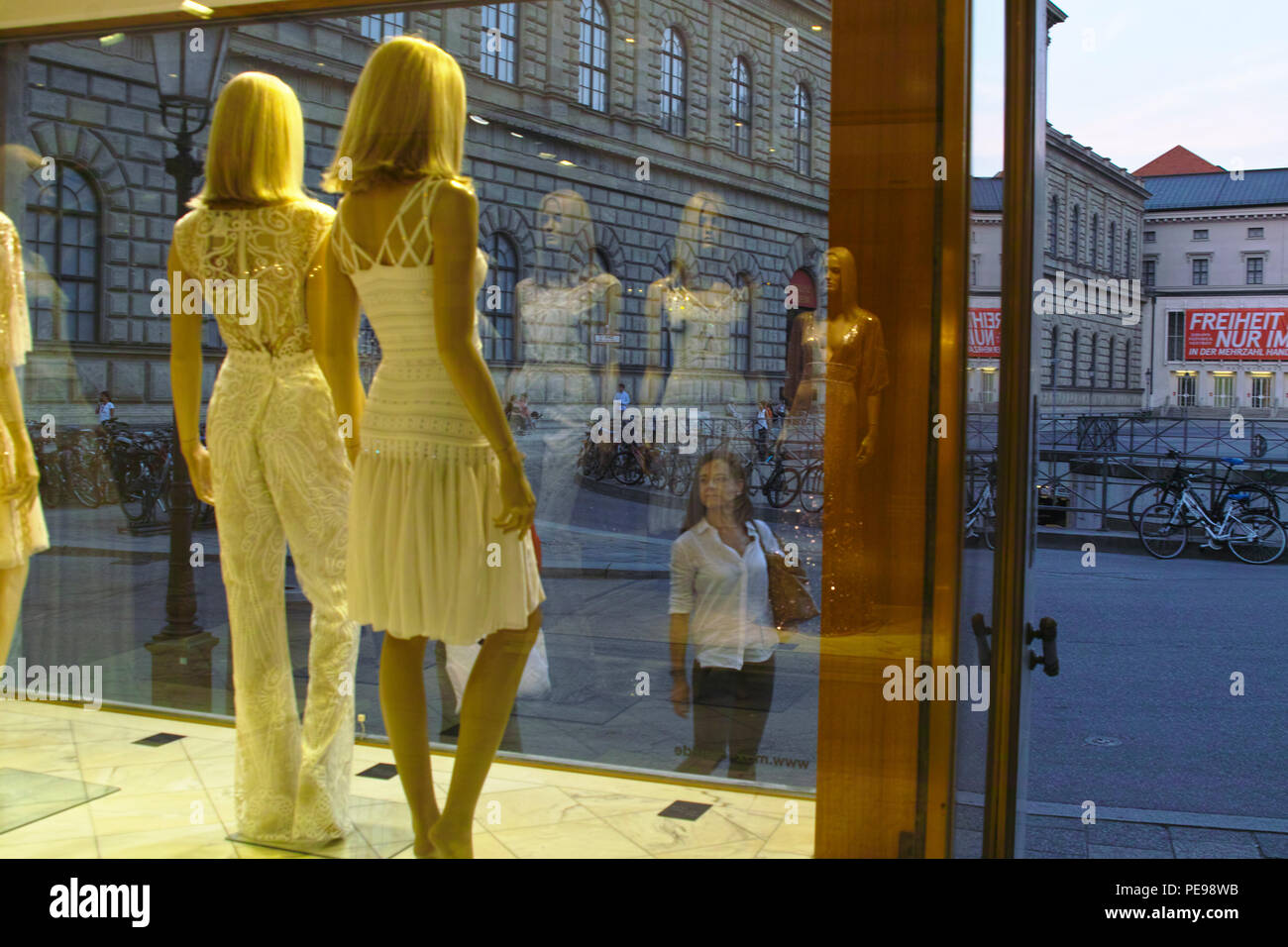 fashion on show Stock Photo - Alamy