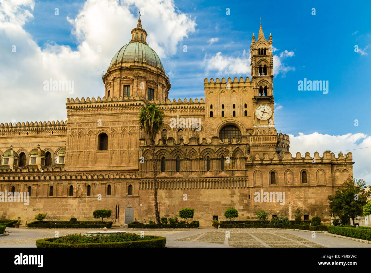 Different religion symbols hi-res stock photography and images - Alamy