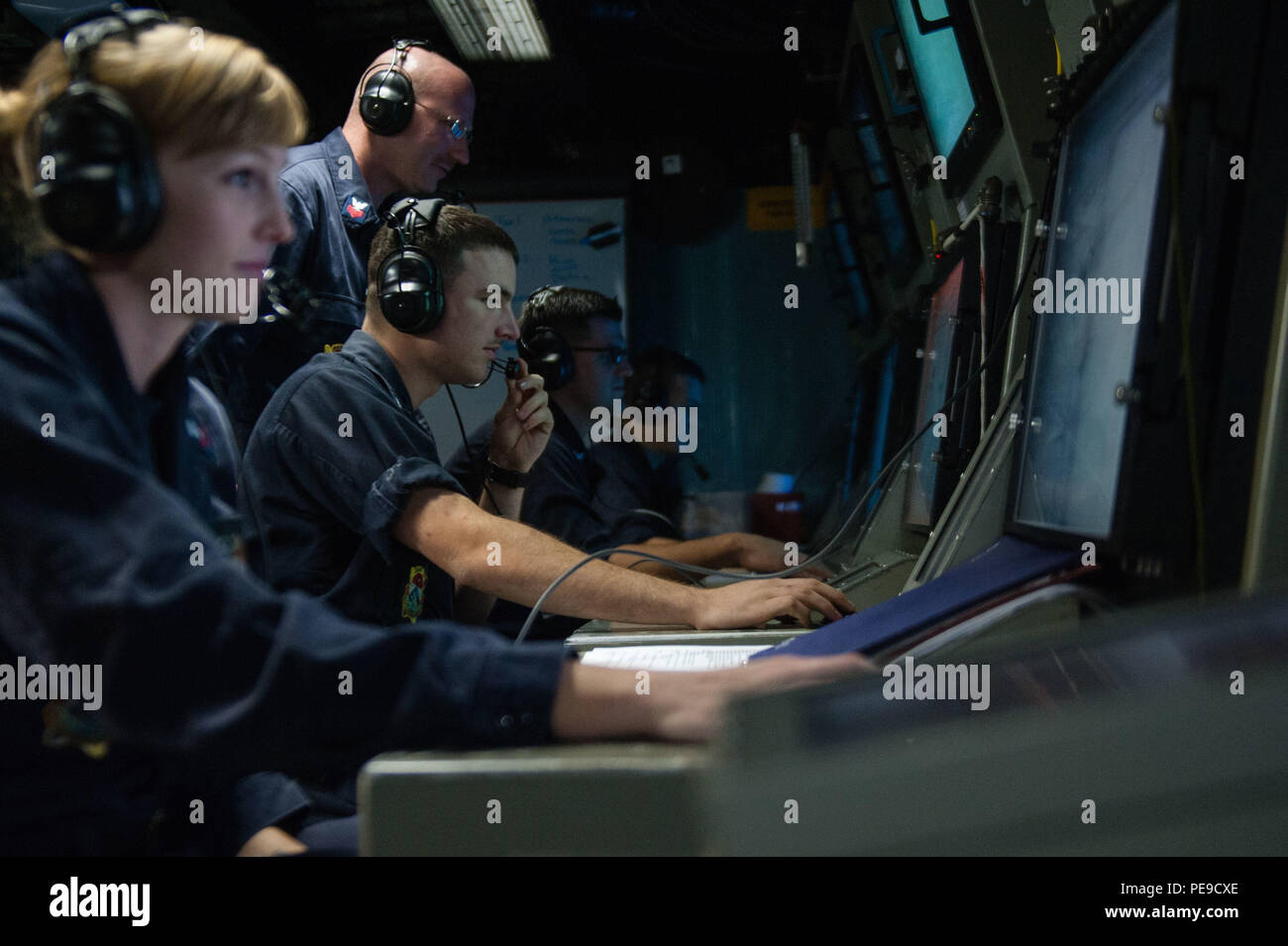151112-N-DA737-463 PACIFIC OCEAN (Nov. 10, 2015) – Sailors aboard the ...