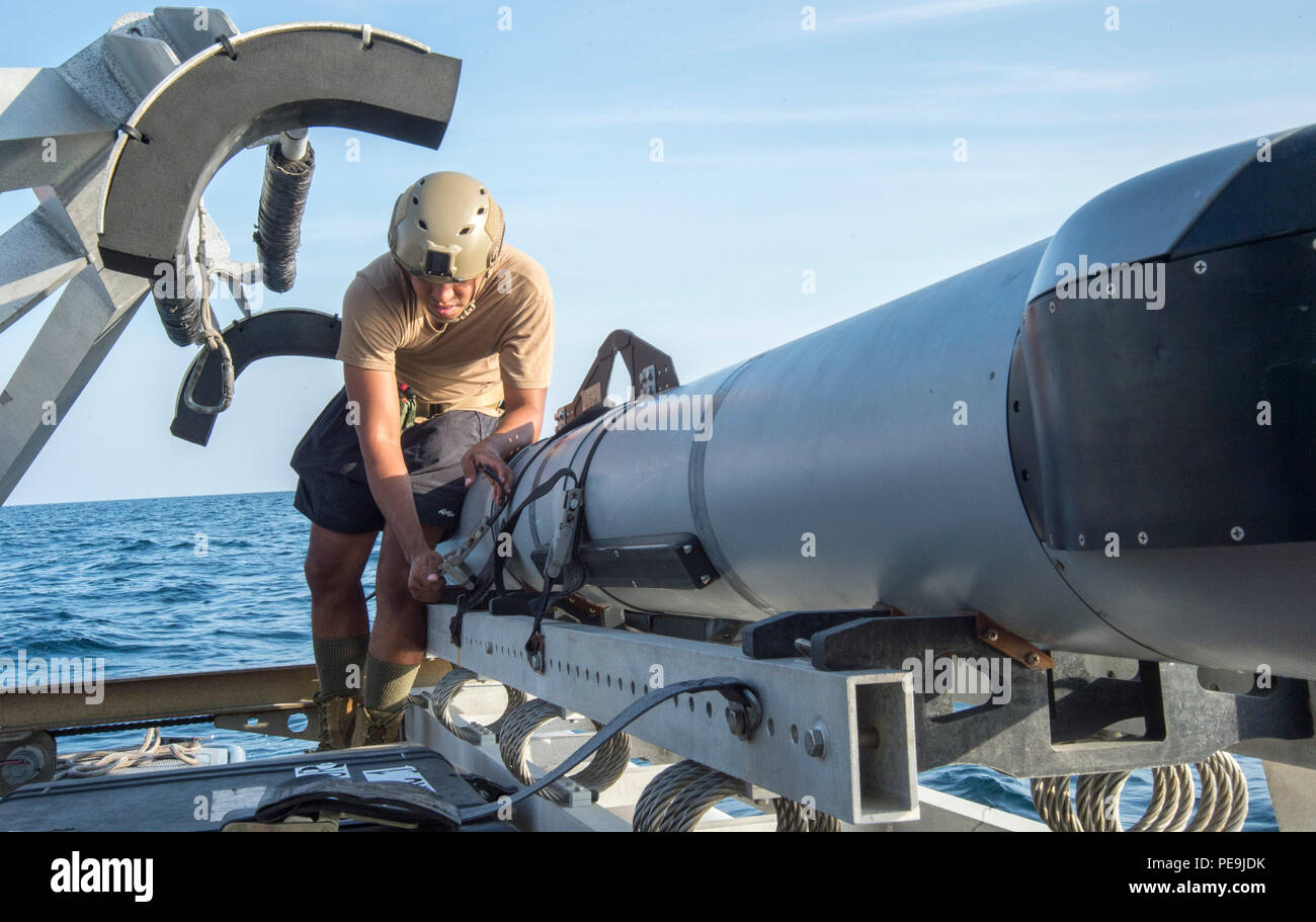 151027-N-JC374-031 ARABIAN GULF (Oct. 27, 2015) Mineman 3rd Class John ...