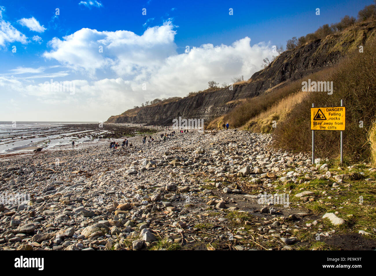 Beach jurassic cliffs lyme regis hi-res stock photography and images ...