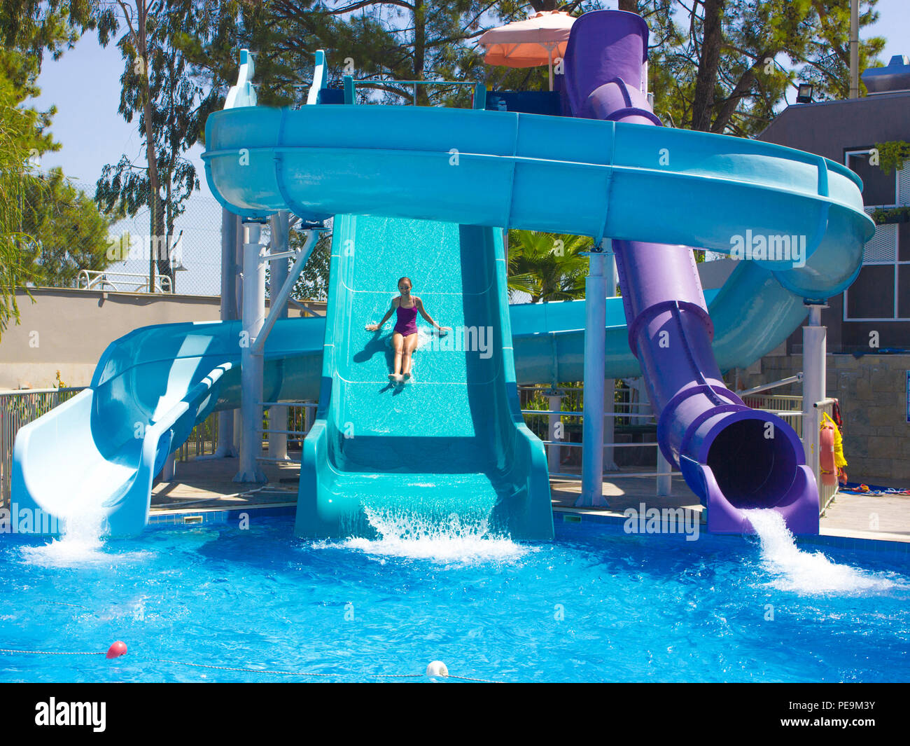 Child going down water slide hi-res stock photography and images - Alamy