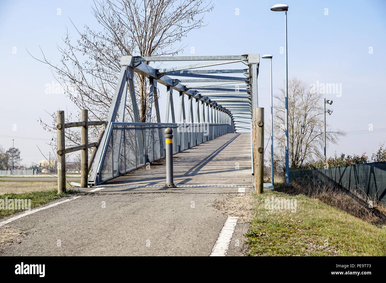Pedestrian bridge over highway hi-res stock photography and images - Alamy
