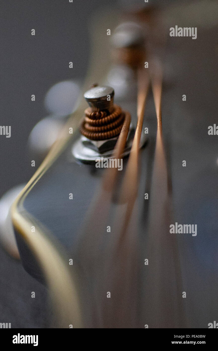 guitar strings vibrating Stock Photo - Alamy