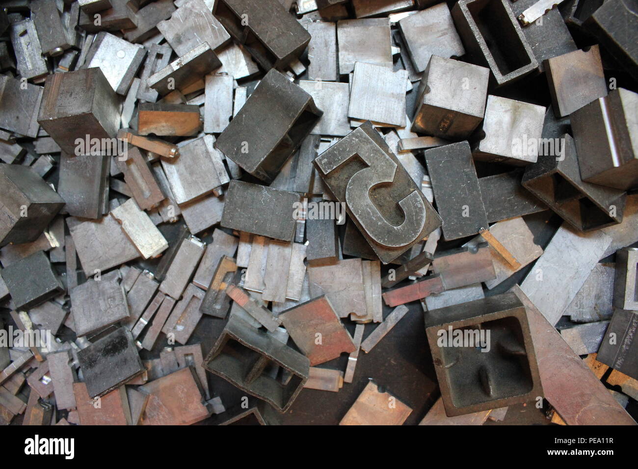Cast metal type pieces hi-res stock photography and images - Alamy