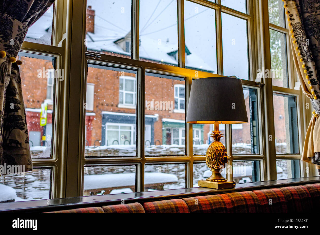 Restaurant window from outside uk hi-res stock photography and images ...