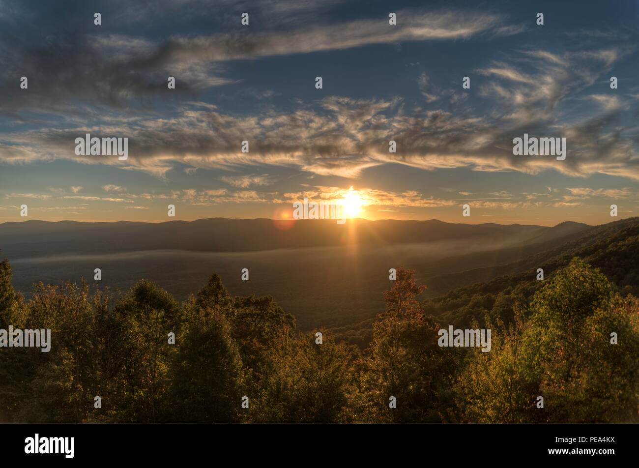 Mountain sunset sky hi-res stock photography and images - Alamy