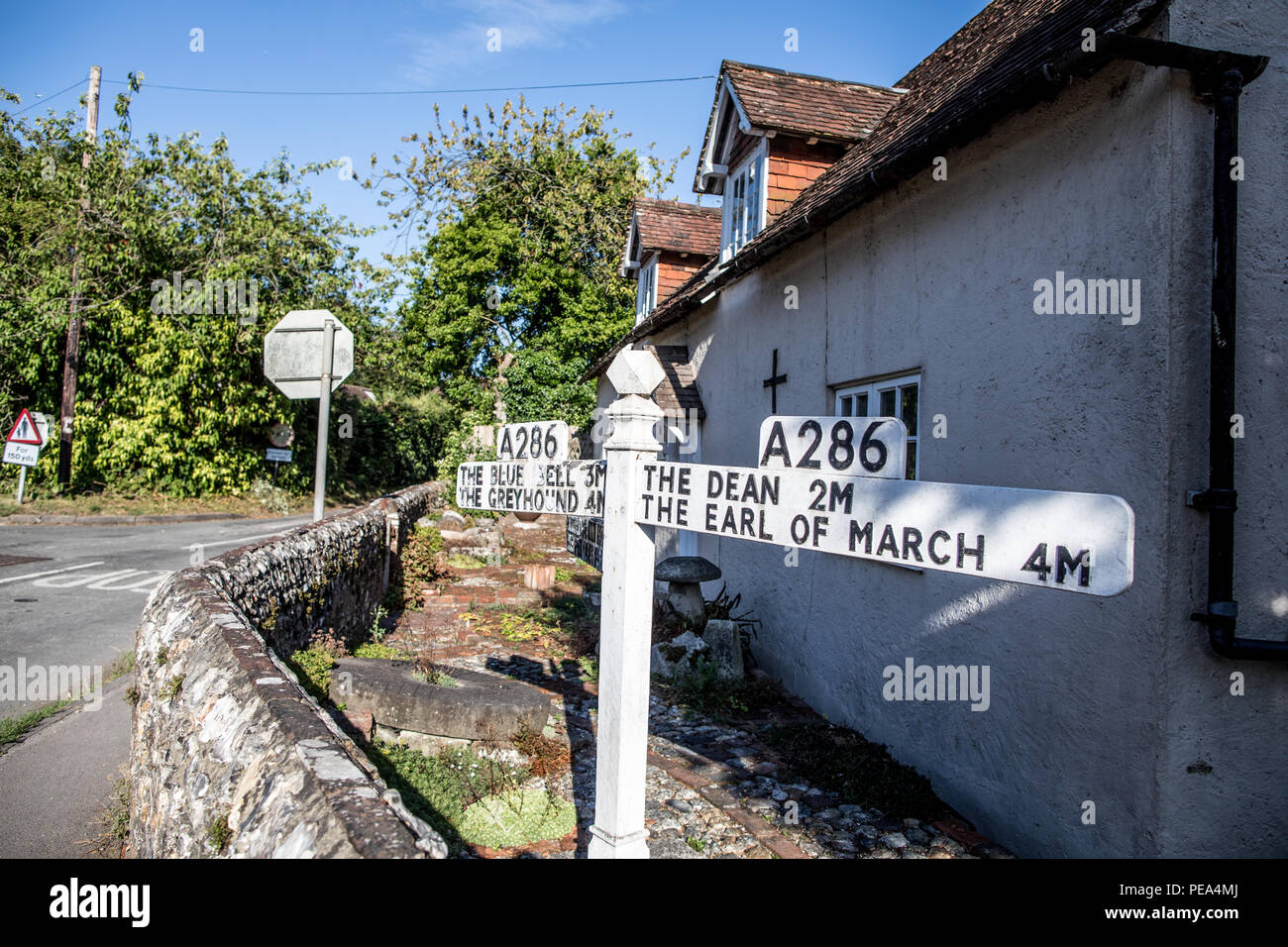 Singleton street sign hi-res stock photography and images - Alamy