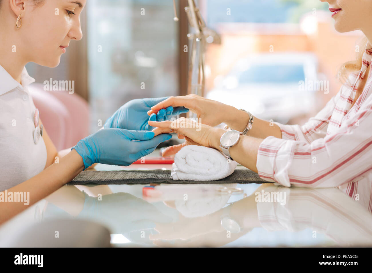 Hands and nails hi-res stock photography and images - Alamy