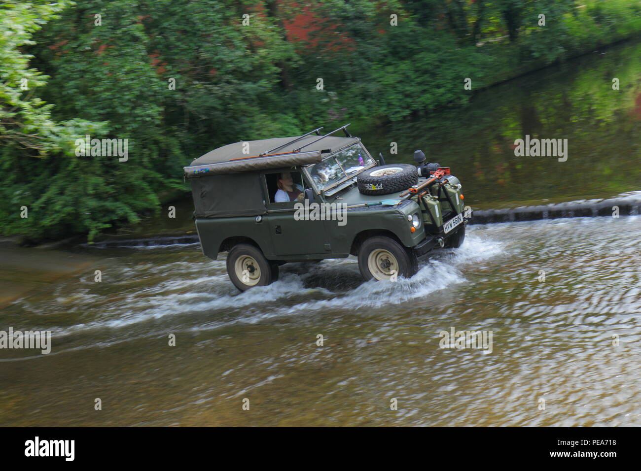 Land rover in river hi-res stock photography and images - Alamy