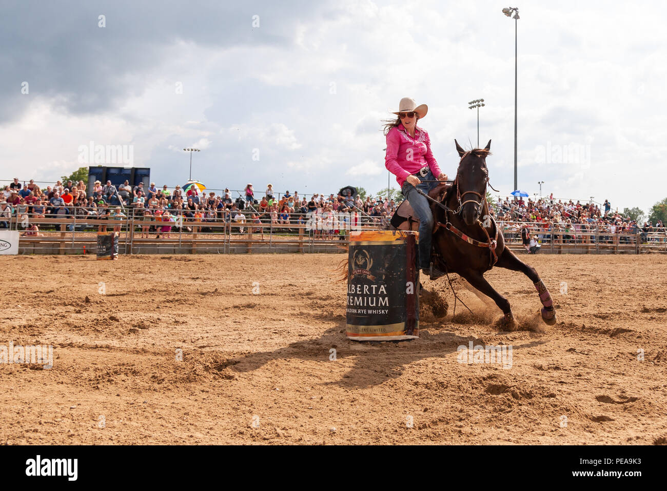 Cowgirls barrel racing hi-res stock photography and images - Alamy