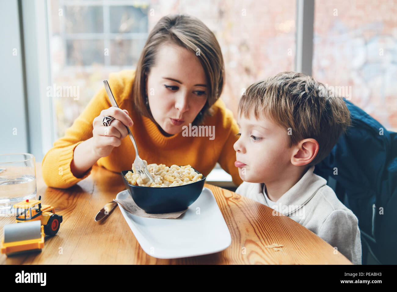 Happy family eating spaghetti hi-res stock photography and images - Alamy