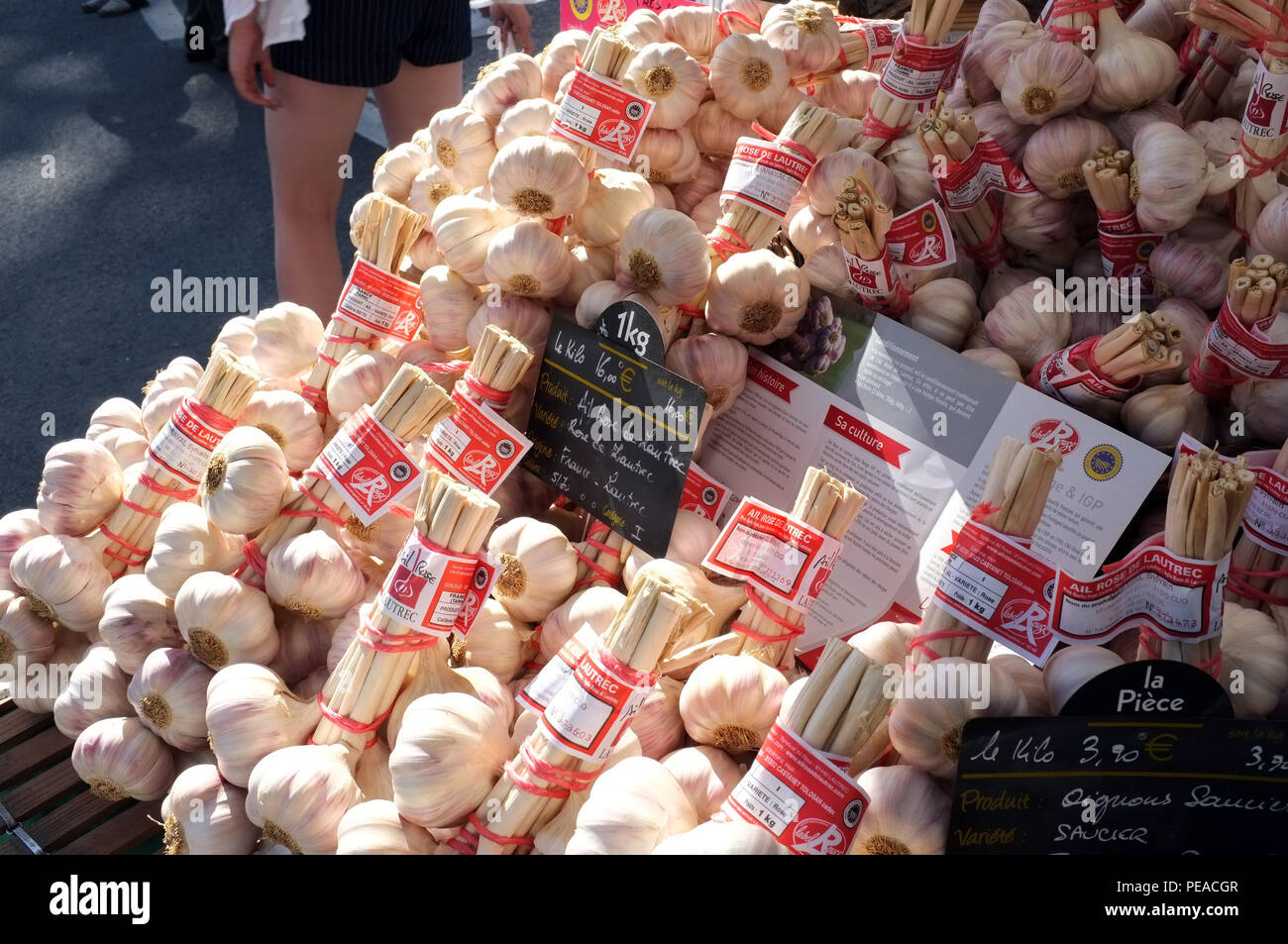 Garlic for sale on a market stall in Issigeac, southwest France 2018 ...
