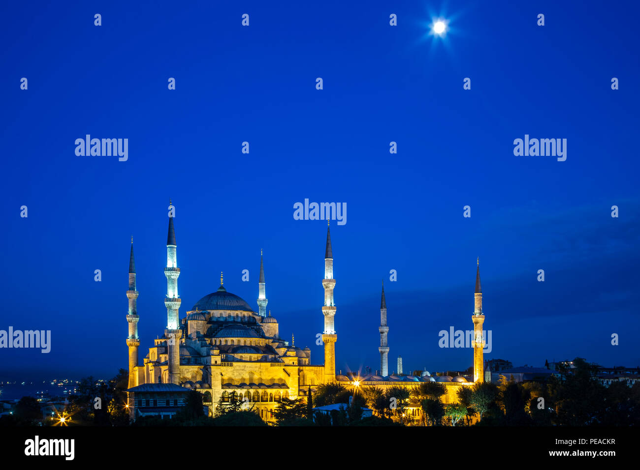 Moon over mosque hi-res stock photography and images - Alamy