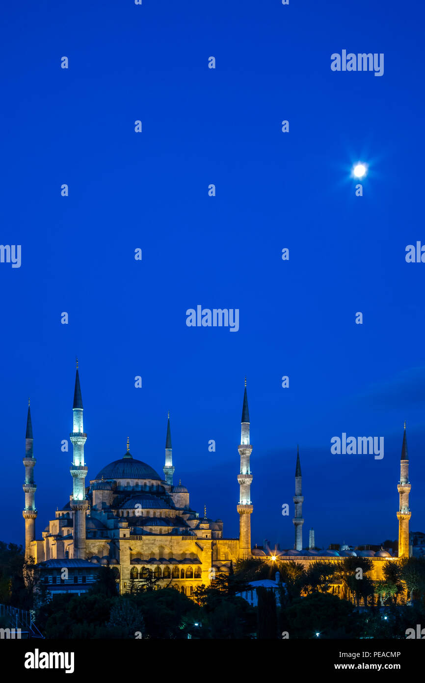 Moon over mosque hi-res stock photography and images - Alamy
