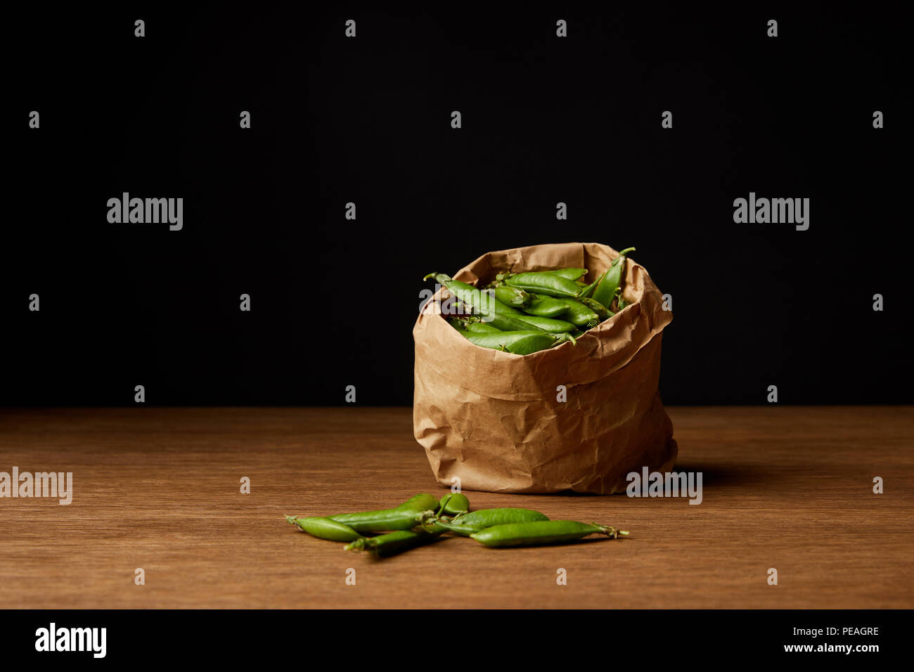 paper bag of pea pods on wooden tabletop Stock Photo - Alamy