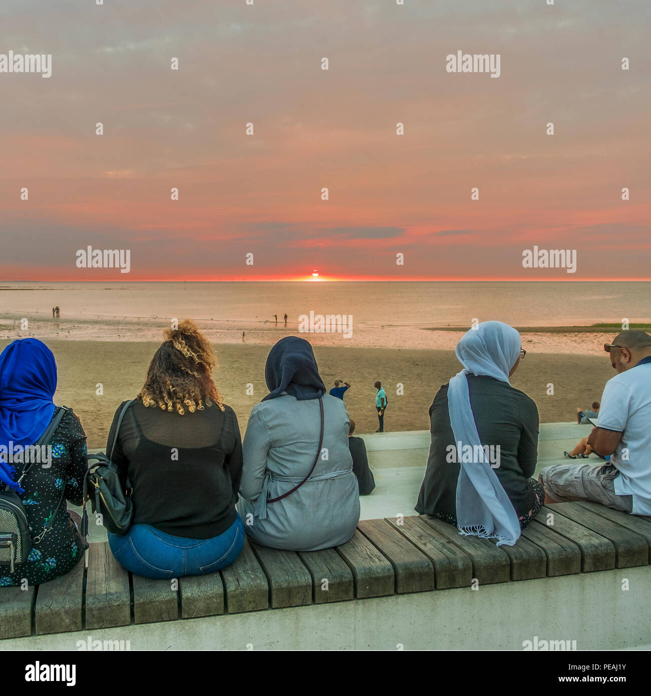 People watching sunset hi-res stock photography and images - Alamy