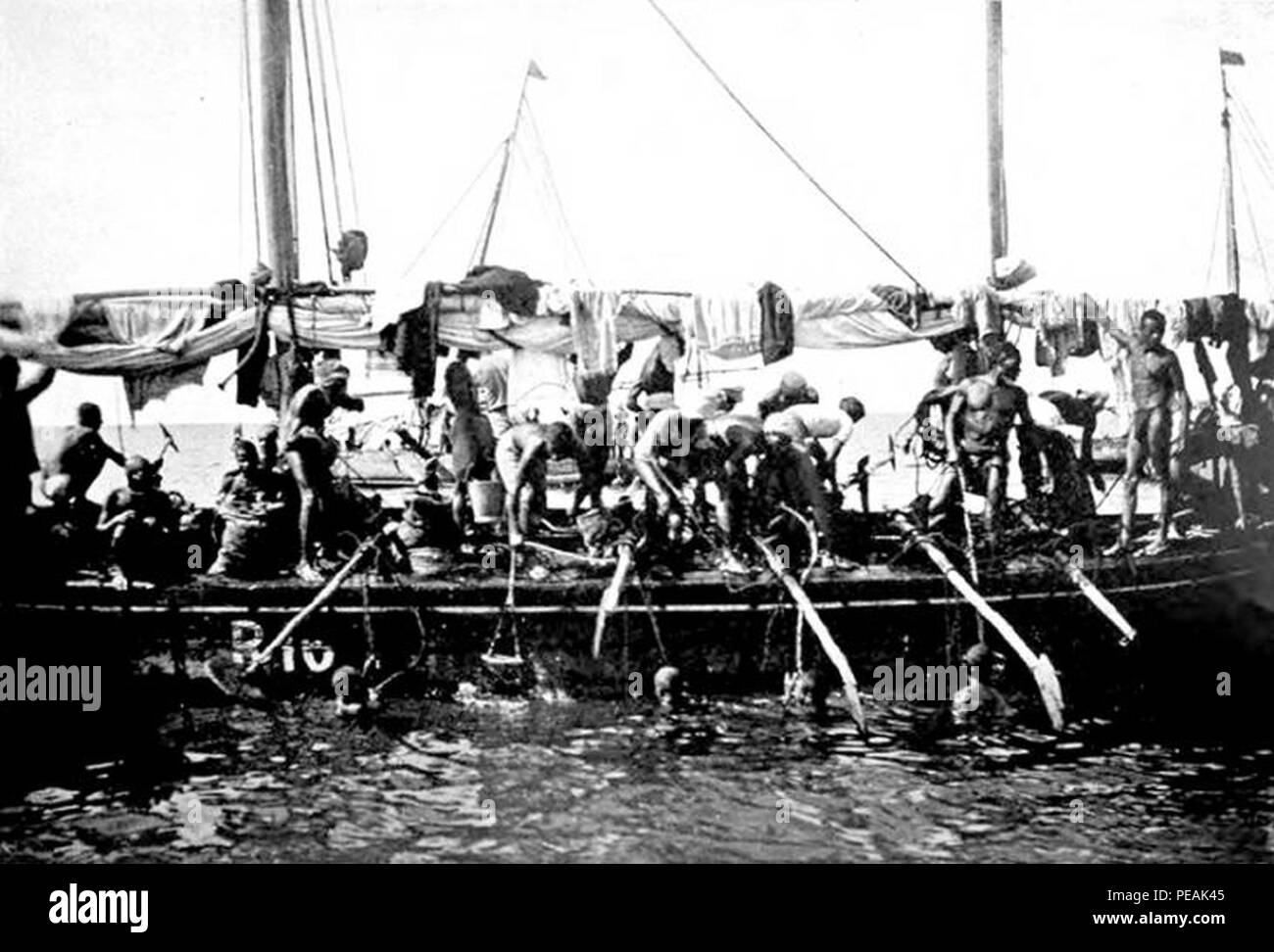 Arab pearl divers in the Persian Gulf Stock Photo - Alamy