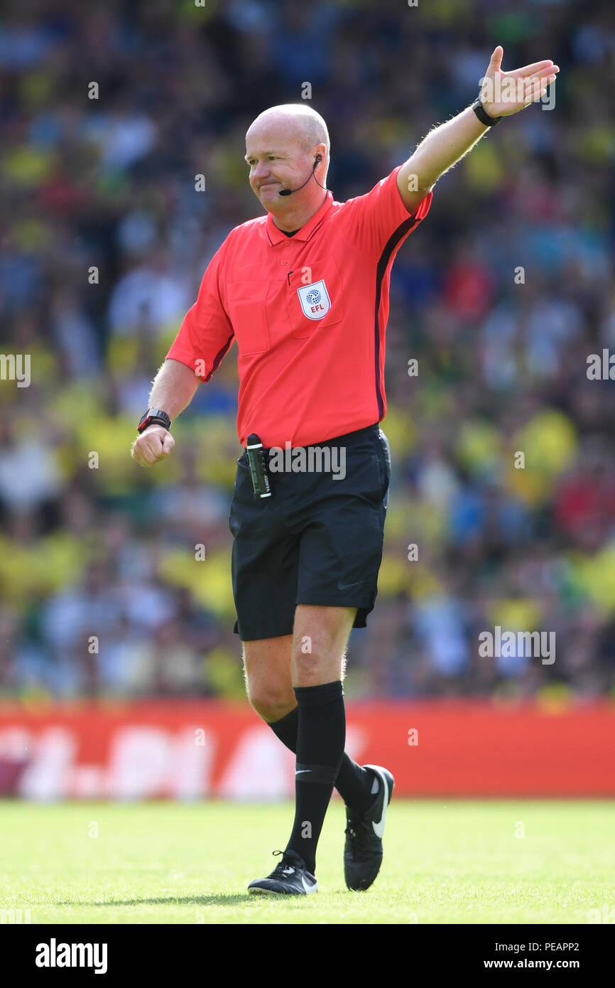 Lee Mason, referee Stock Photo - Alamy