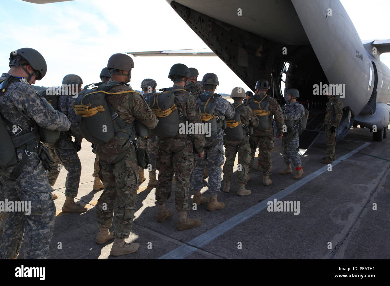 Paratroopers with 112th Signal Battalion, 528th Special Operations ...