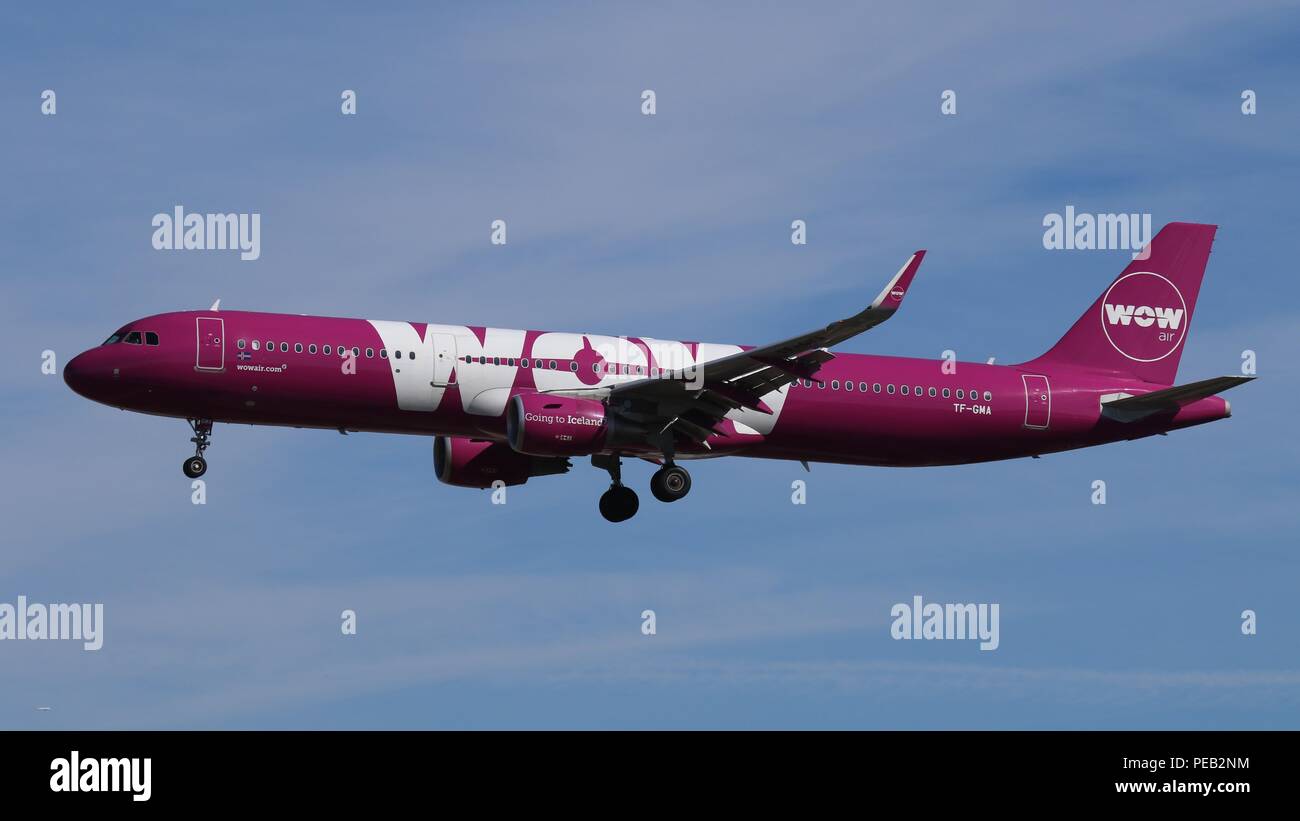 Gatwick runway 26l hi-res stock photography and images - Alamy