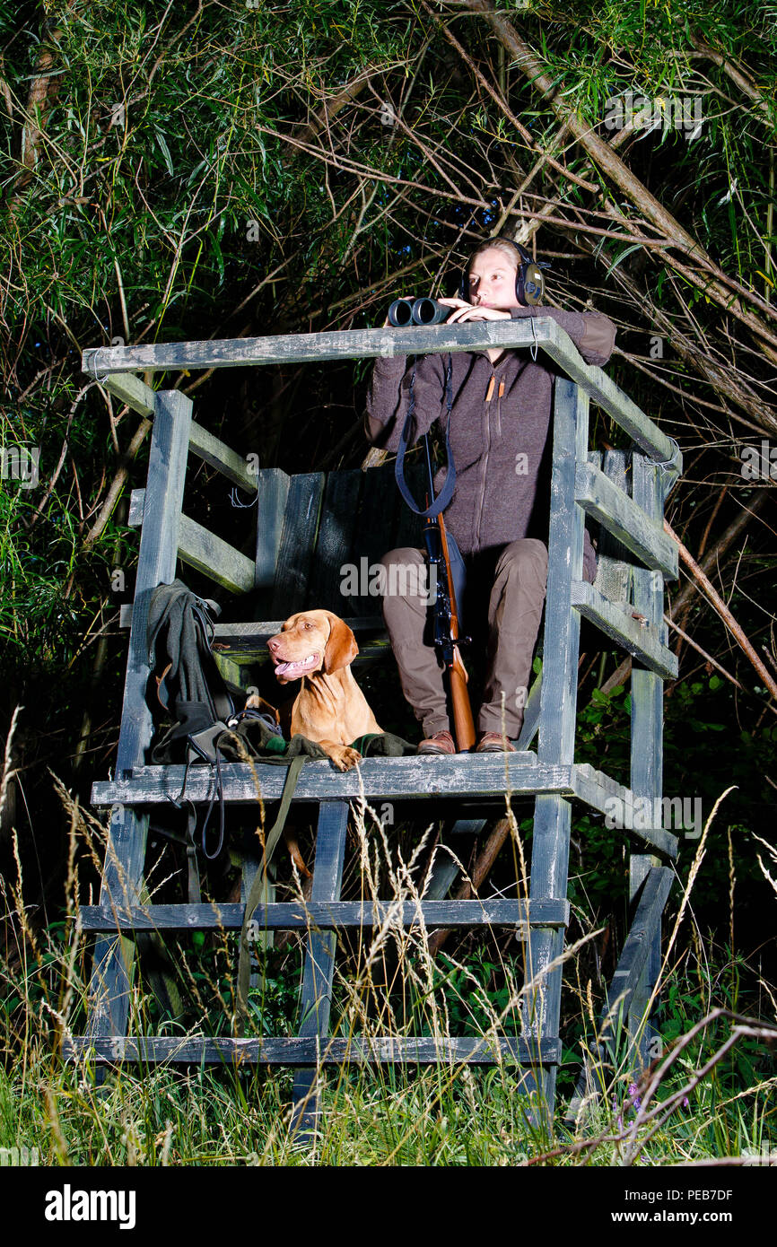 Huntress her hi-res stock photography and images - Alamy