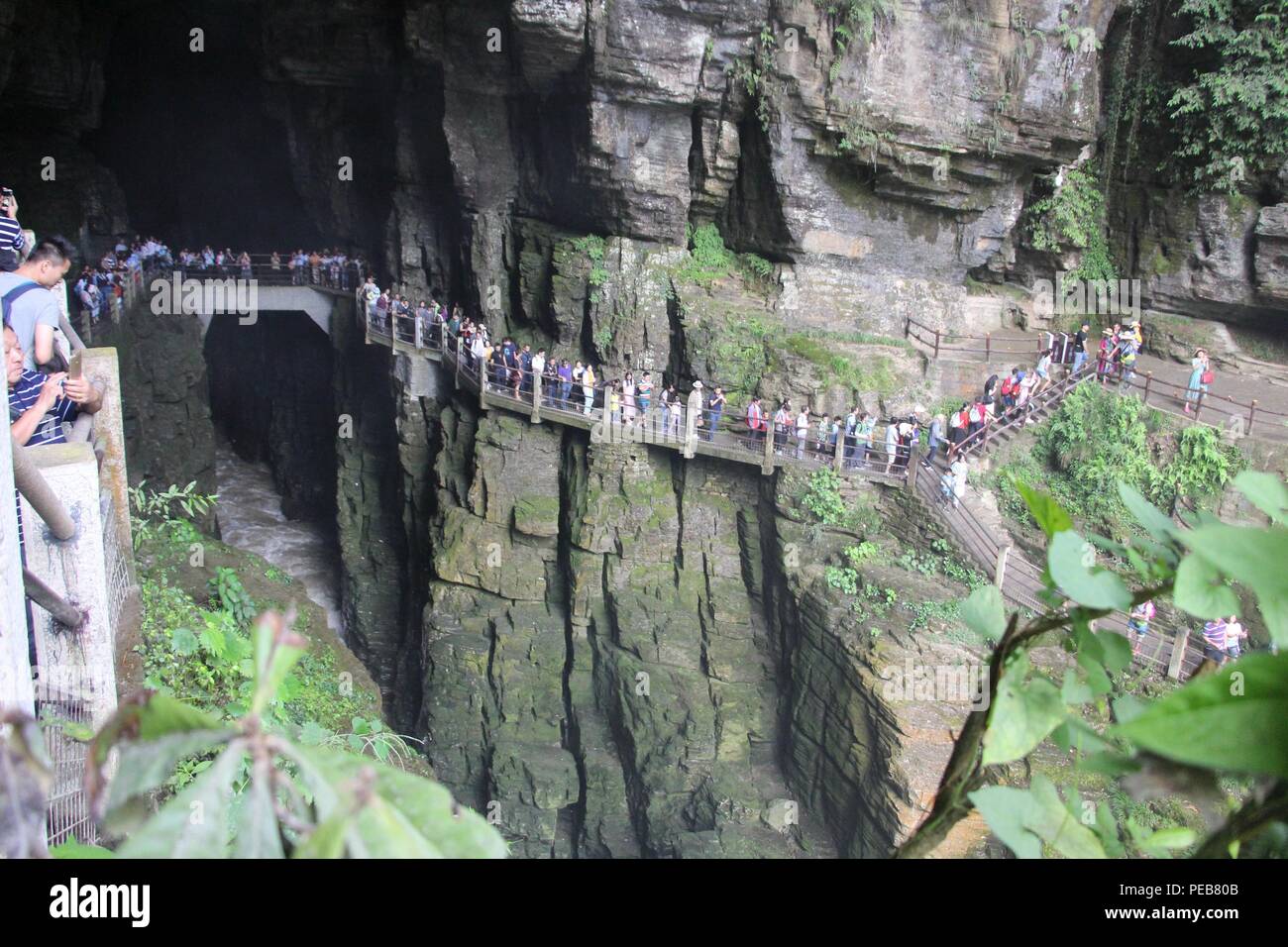 Enshi, Enshi, China. 14th Aug, 2018. Enshi, CHINA-Tourists enjoy the ...