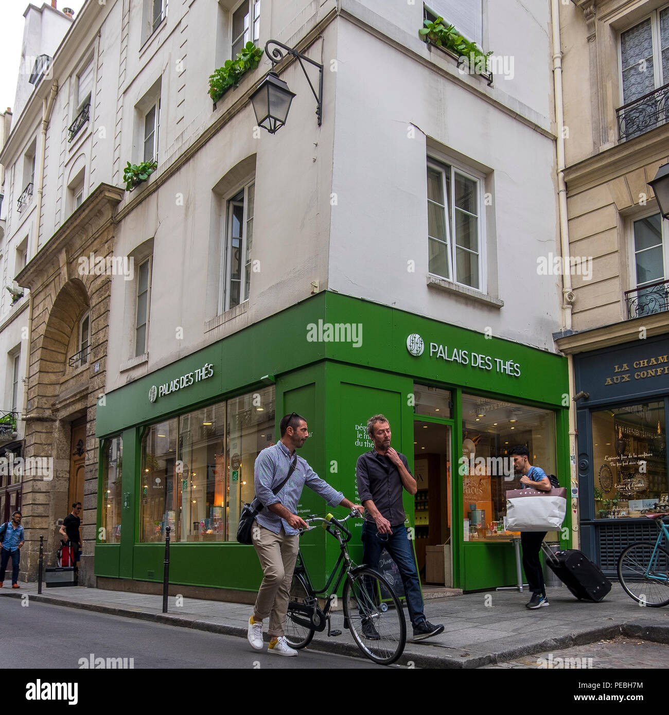 Street of paris hi-res stock photography and images - Alamy