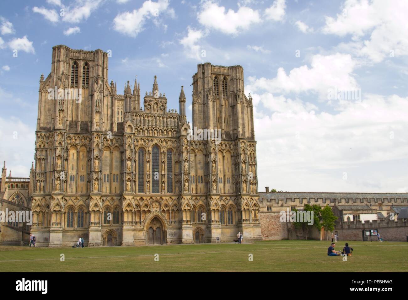 West front of wells cathedral church hi-res stock photography and ...