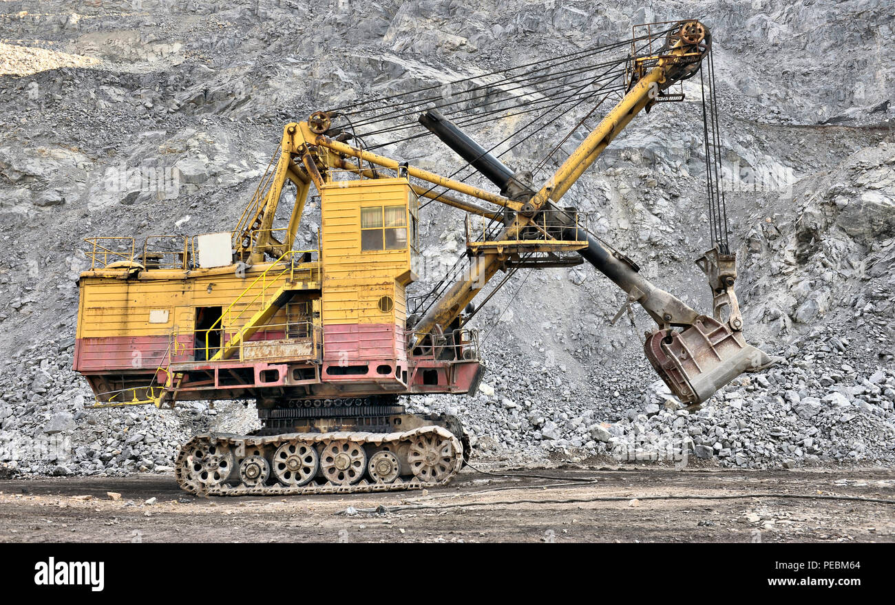 big dredge digs a iron ore Stock Photo - Alamy