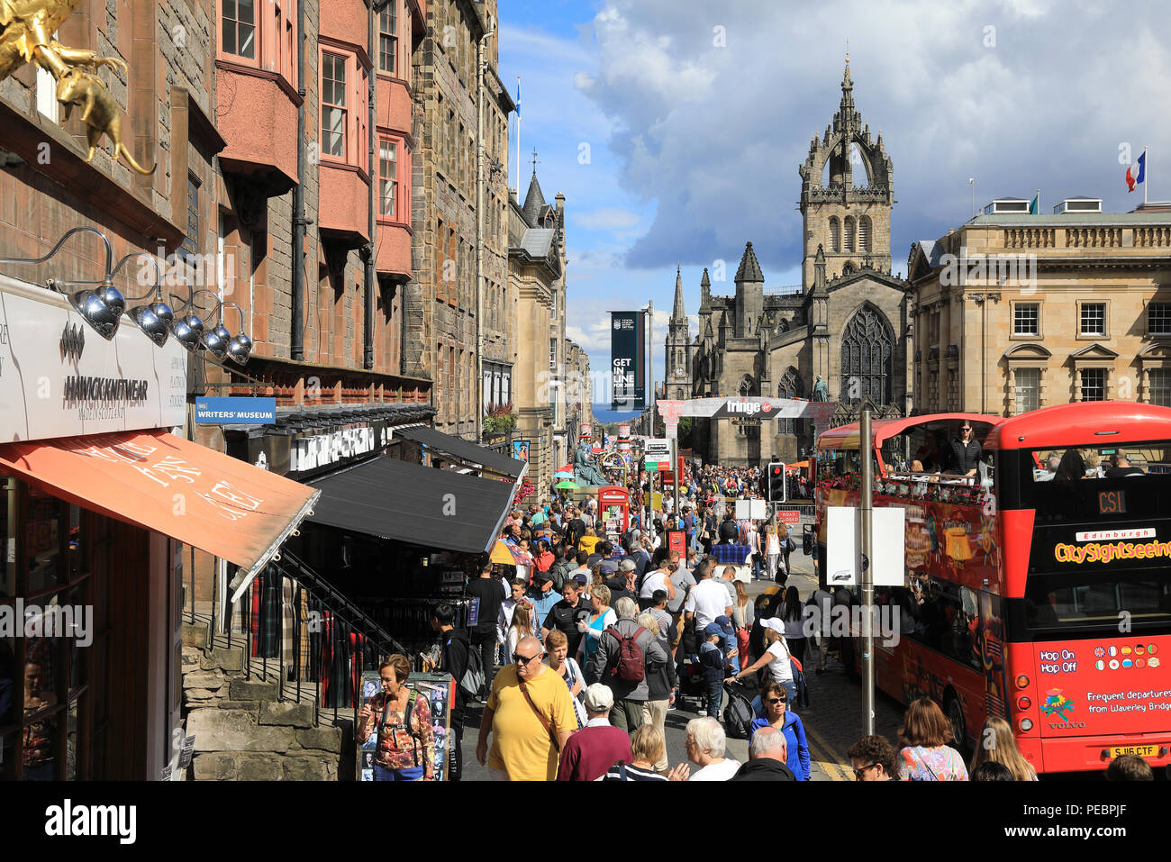 Busy tourist attraction edinburgh hi-res stock photography and images ...