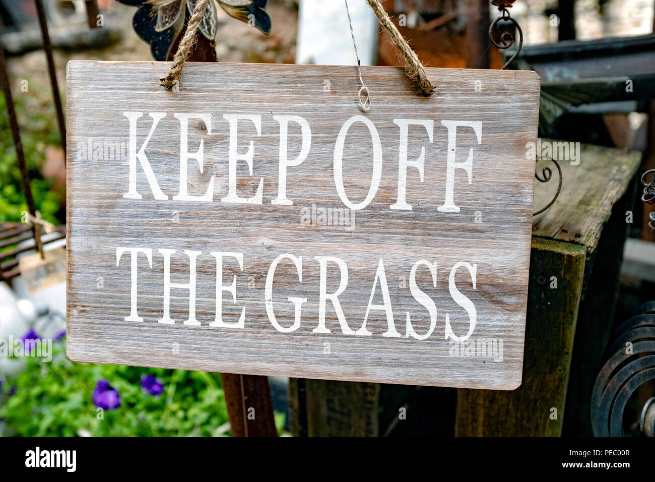 Keep off the grass sign hi-res stock photography and images - Alamy