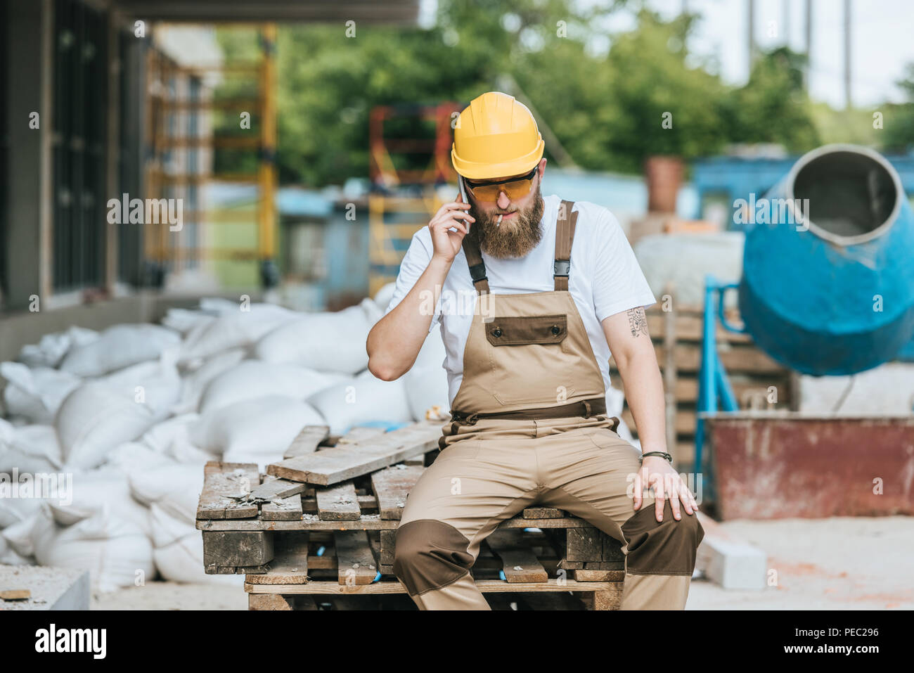 Construction worker smoking hi-res stock photography and images - Alamy