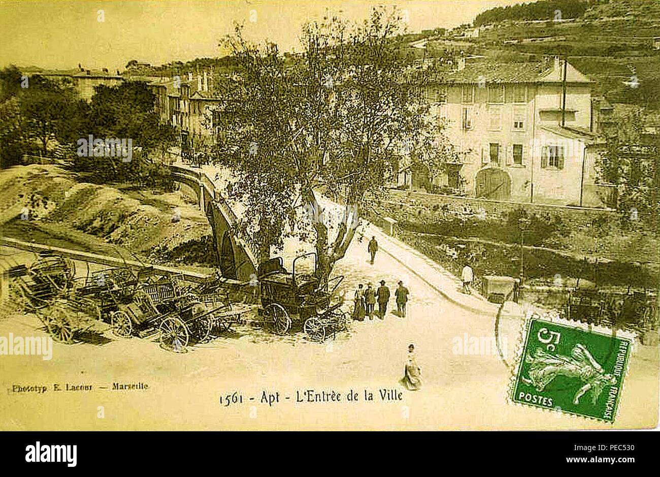 Apt Pont de la Bouquerie et Calavon Stock Photo - Alamy