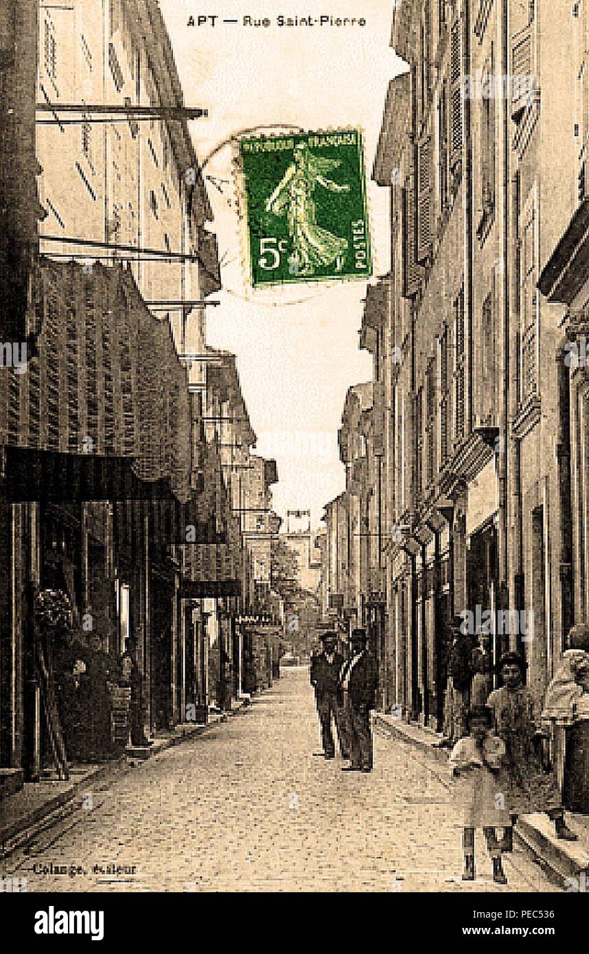 Apt rue Saint-Pierre Stock Photo - Alamy