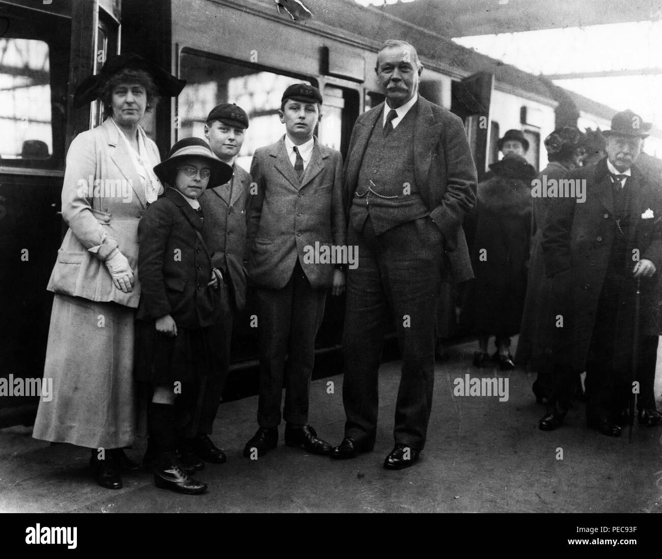 Arthur Conan Doyle with his family at Waterloo Station Stock Photo - Alamy