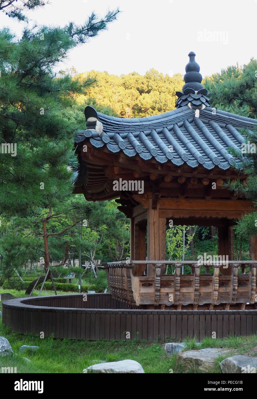 Traditional Style Korean Building Stock Photos & Traditional Style ...