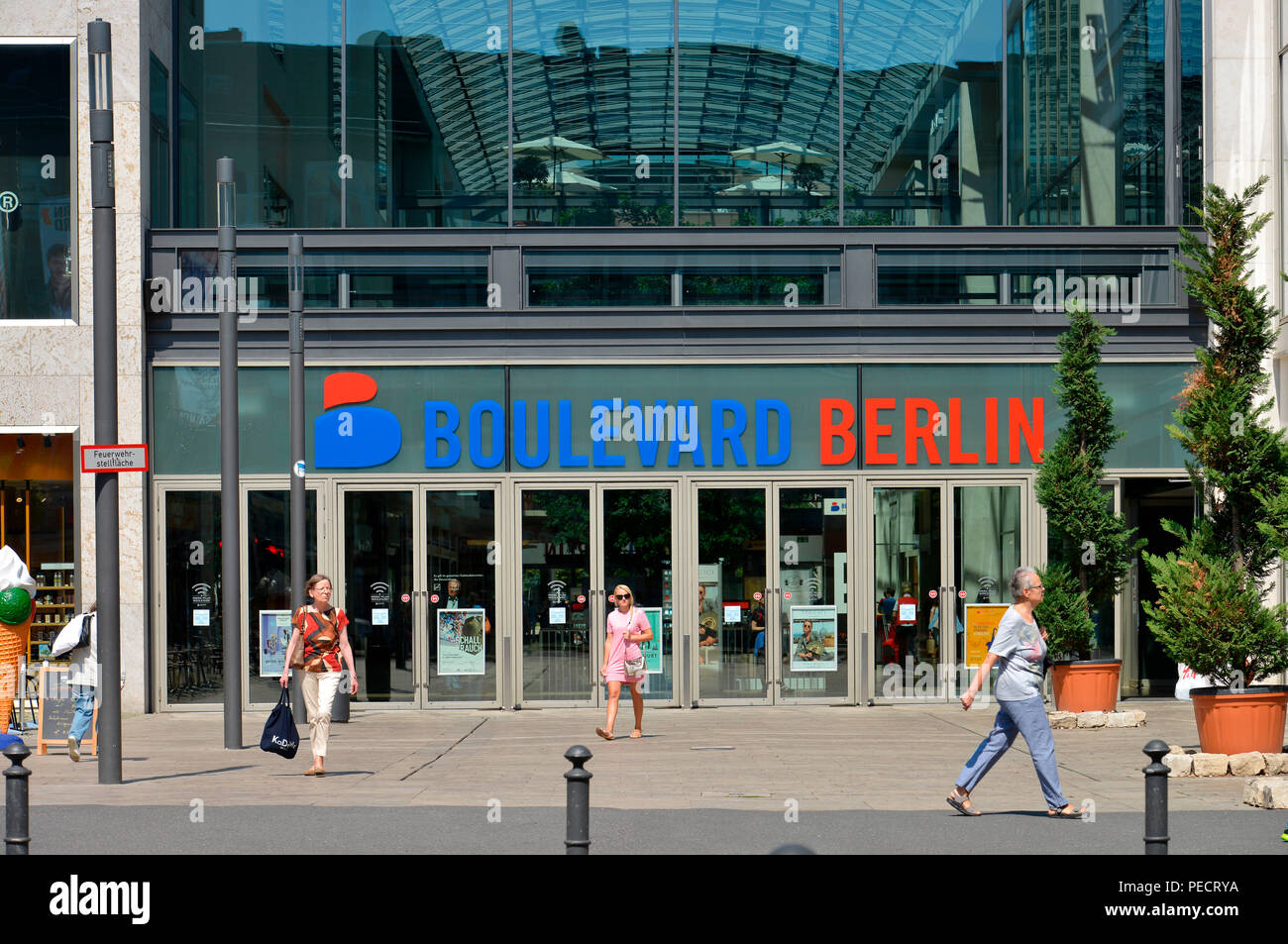 Boulevard berlin shopping centre hi-res stock photography and images ...