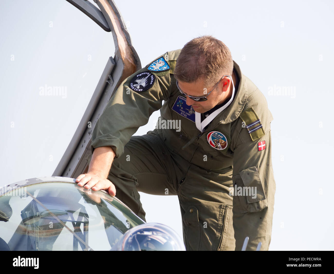 F 16 crew chief hi-res stock photography and images - Alamy